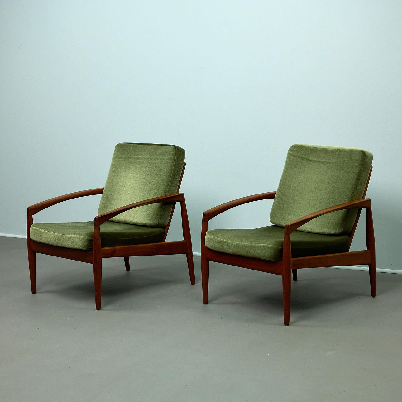 KAI KRISTIANSEN. Magnus Olesen. zwei Armlehnsessel / Easy Chair, Modell ...