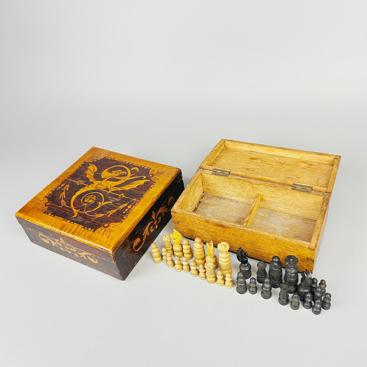 BOXED WOODEN CHESS PIECES. Miscellaneous - Miscellaneous - Auctionet
