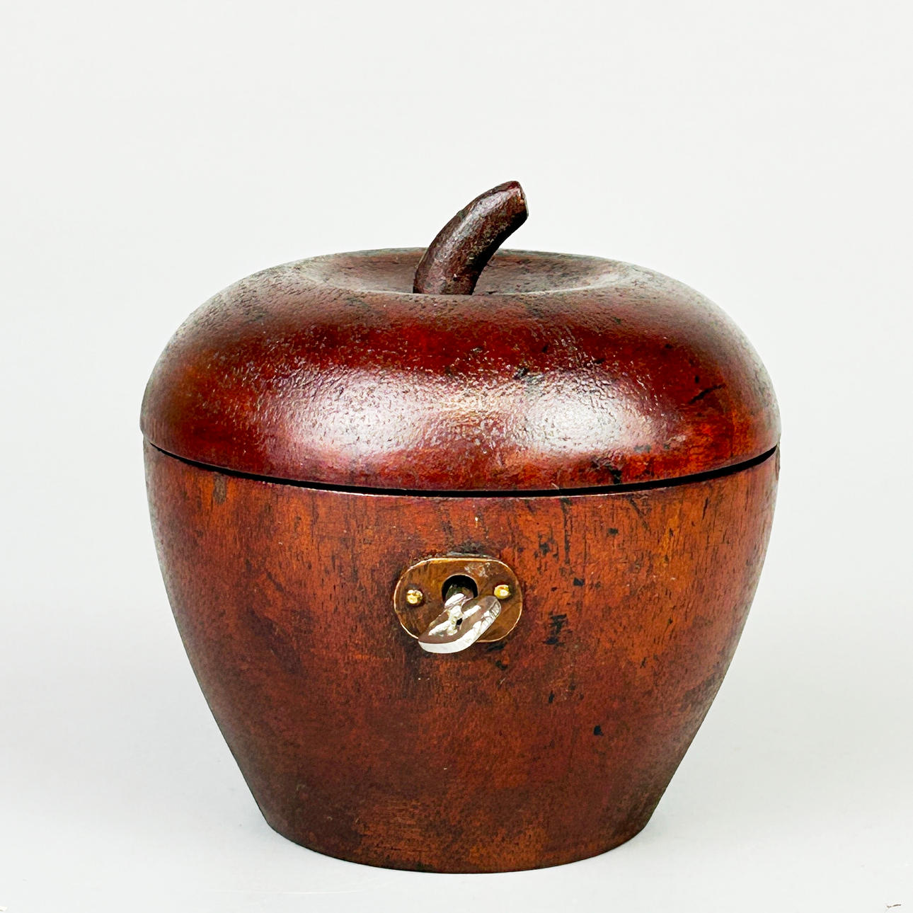 APPLE SHAPED TEA CADDY. Miscellaneous - Miscellaneous - Auctionet