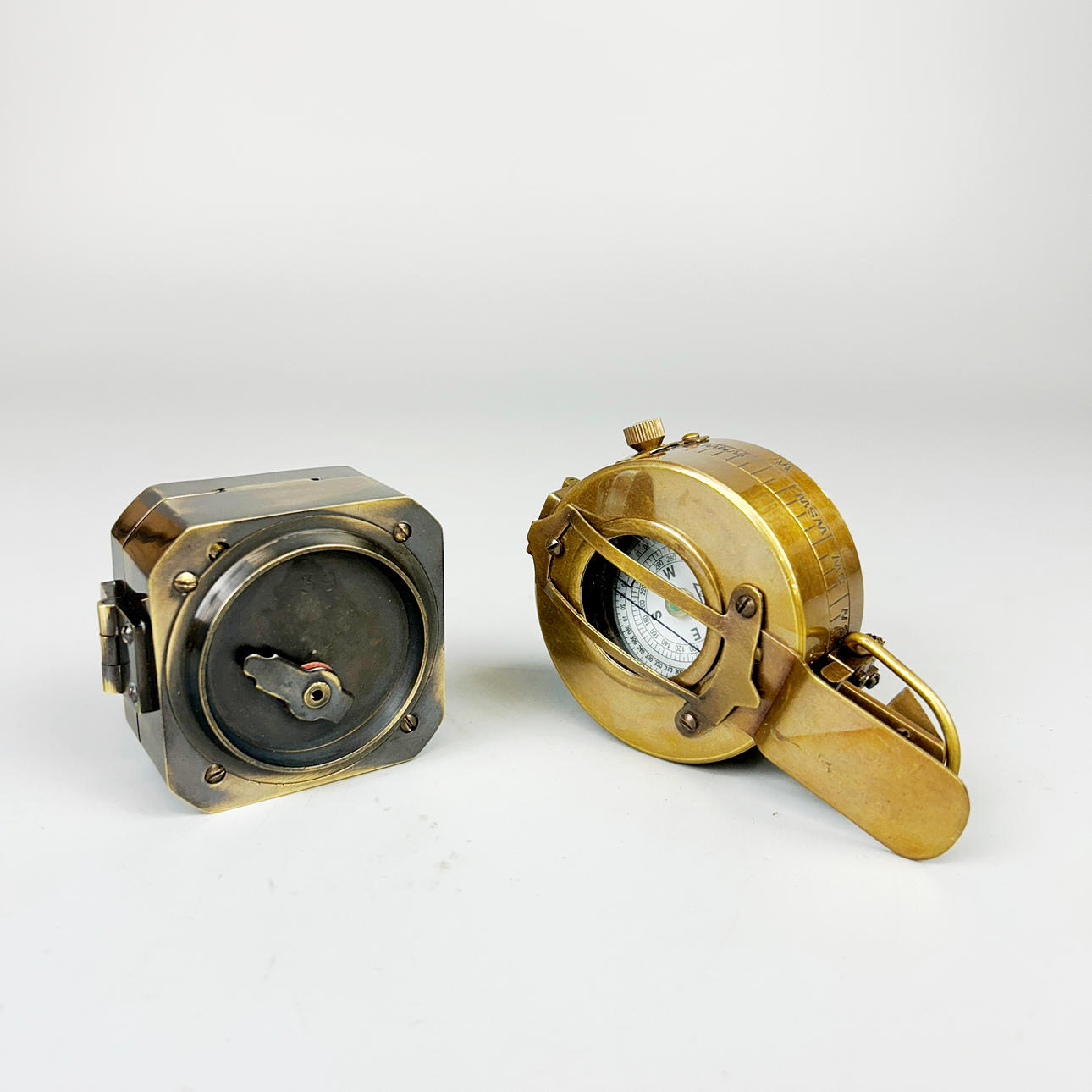 TWO BRASS COMPASSES. Miscellaneous - Miscellaneous - Auctionet