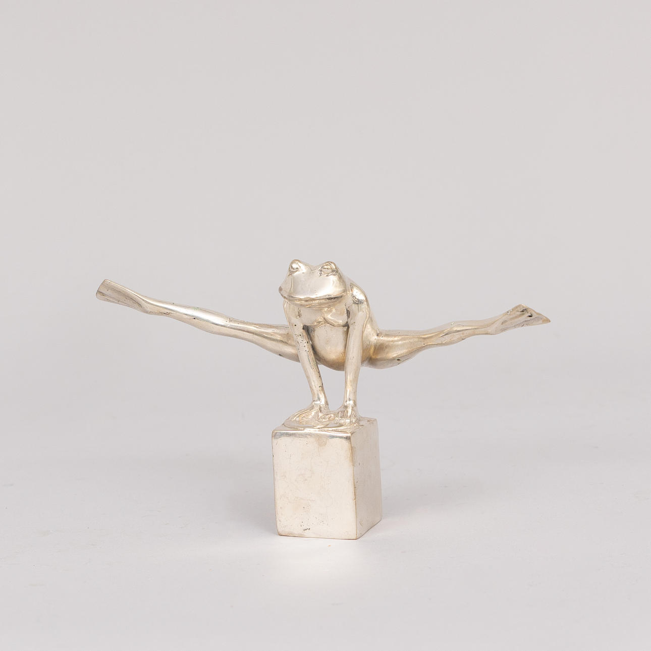 SKULPTUR, "Look at my legs", silverpatinerad brons, stämplad APG. Konst ...