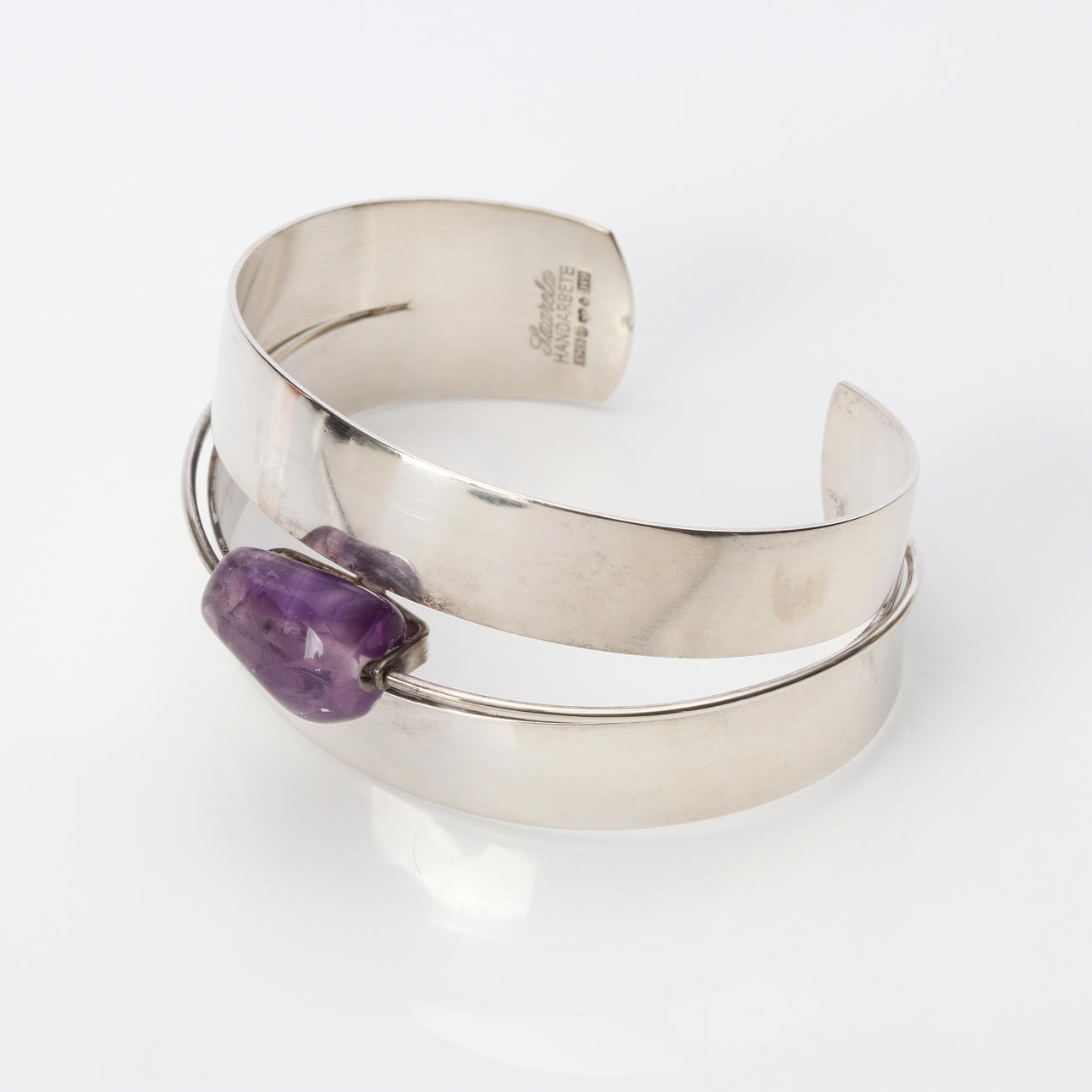 ARVO SAARELA, ARMBAND. Silver med en trumlad ametist, Enköping 1958 ...