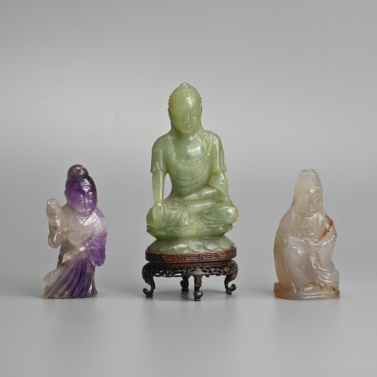 TRE KINESISKA FIGURER I SNIDAD STEN, TIDIGT 1900-TAL. Asiatika - Övrigt ...