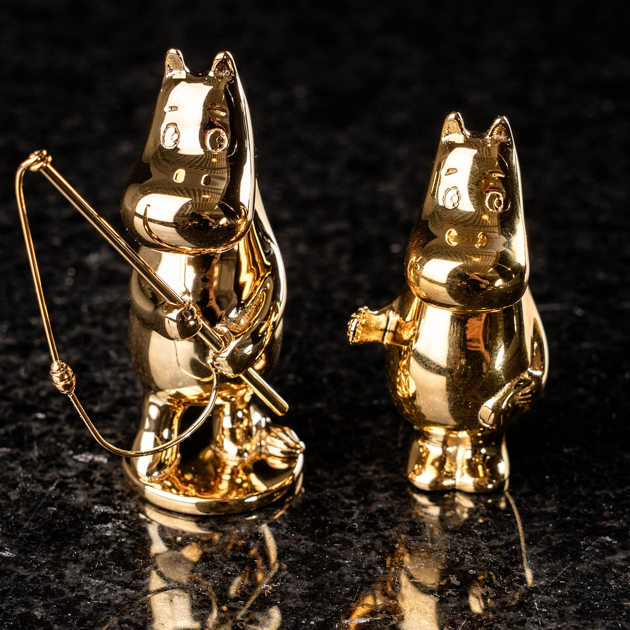 MUMIN x SKULTUNA, "Mumintroll" & "Mumintrollet Fiskar". Guldpläterade ...
