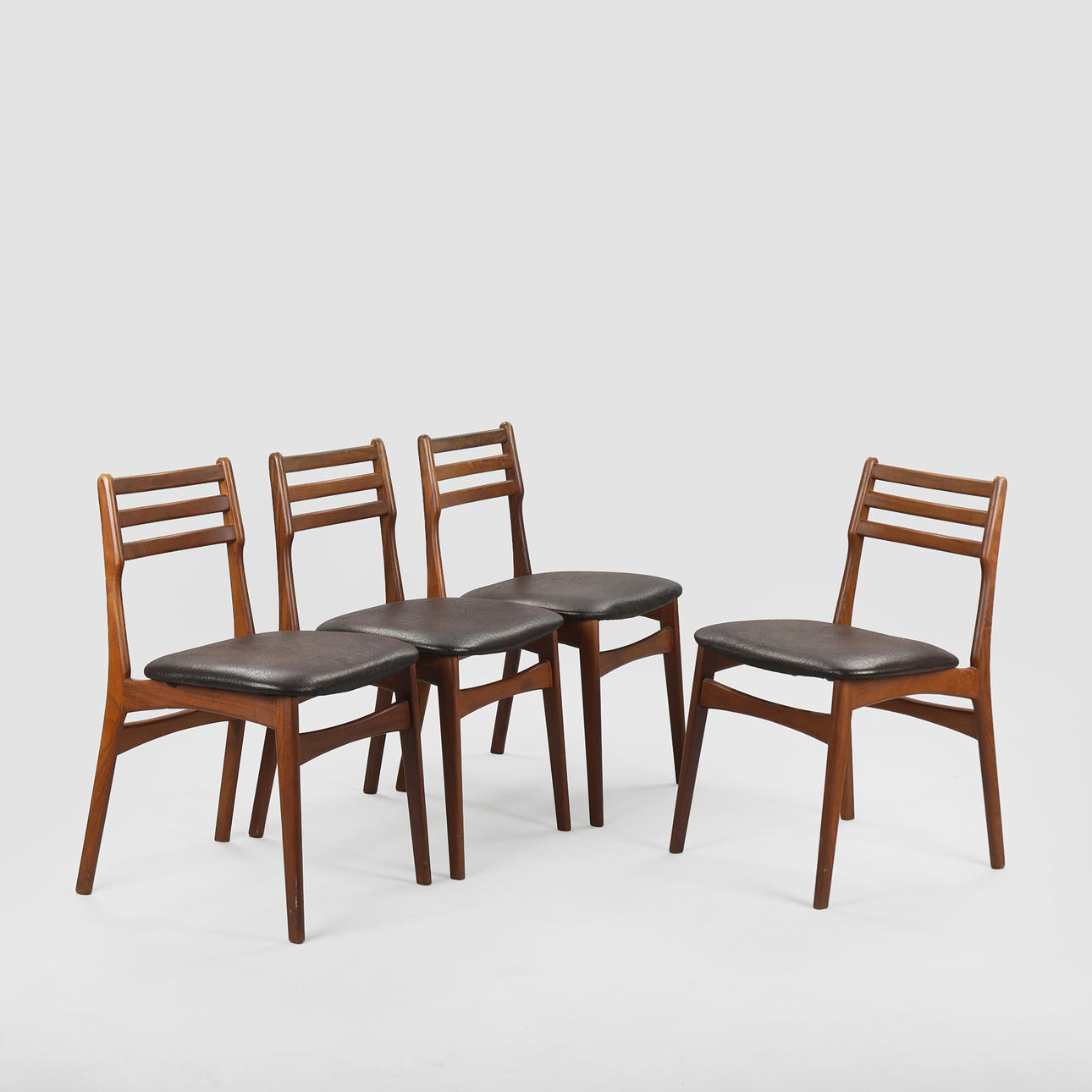 R. BORREGAARD. TILLSKRIVEN. Viborg Stolefabrik. Set om fyra stolar av ...