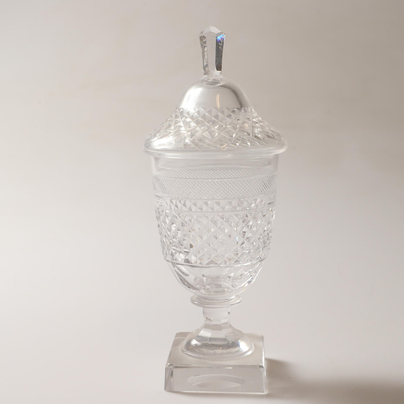 ELIS BERGH. Lågkrukke, "Kent", krystal, Kosta, signeret. Glas ...