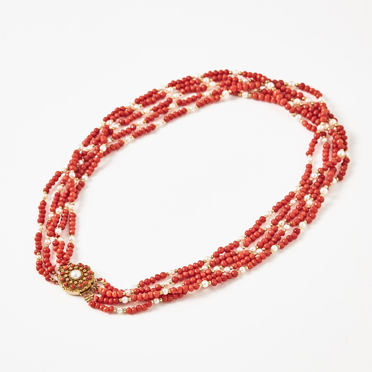 COLLIER, 5-radigt med koraller och dekor med mellanliggande odlade ...