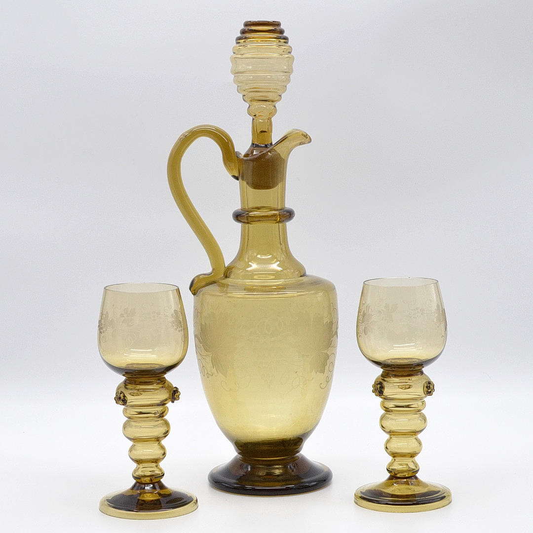 ANTIK KARAFF MED TVÅ GLAS, VINRANKOR, DEKORSLIPNING, OMKRING 1900. Glas ...