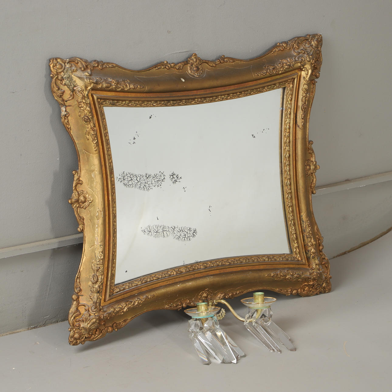 SPEGELLAMPETT, förgylld, 1800/1900-tal. Speglar - Auctionet