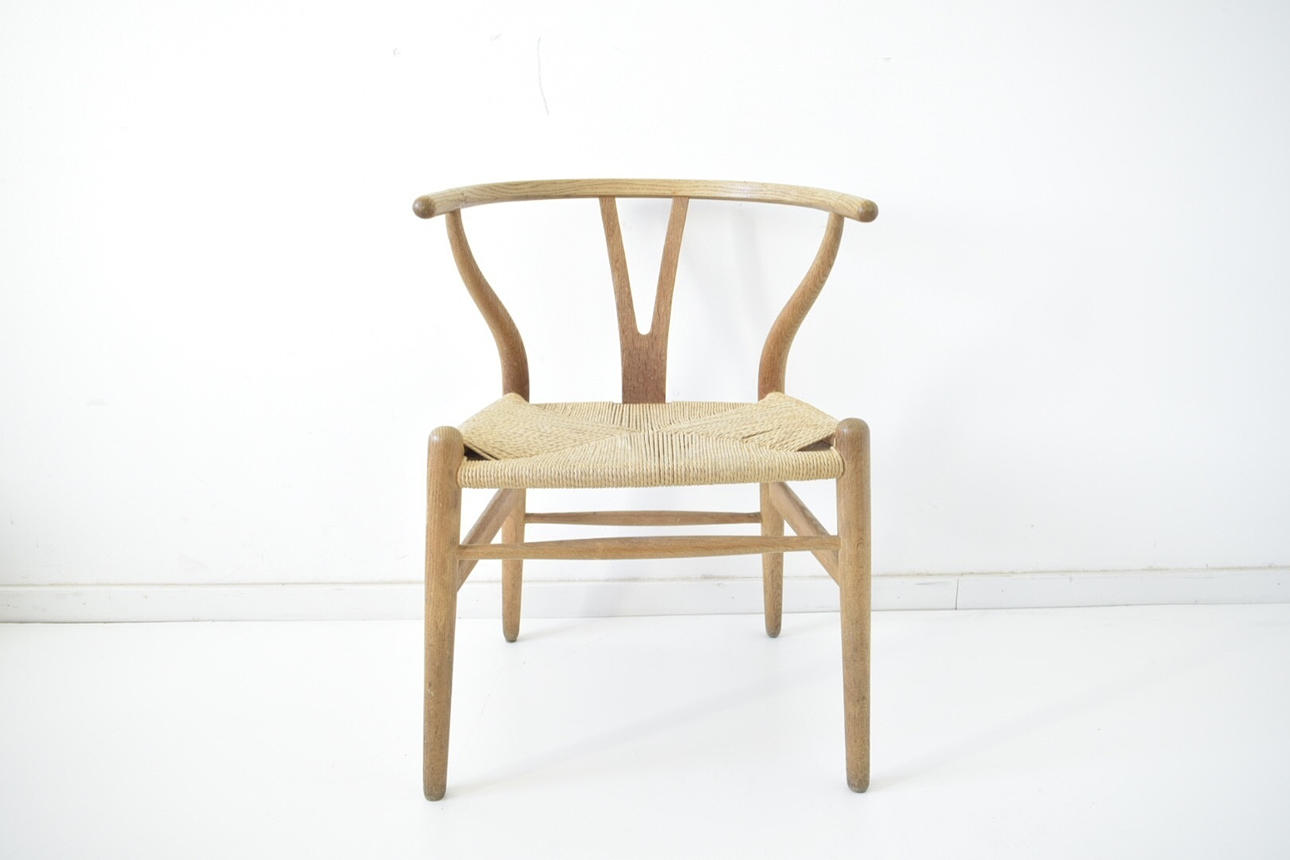 HANS J. WEGNER. Y Stol i ek, 1900-tal. Möbler - Fåtöljer & Stolar - Auctionet