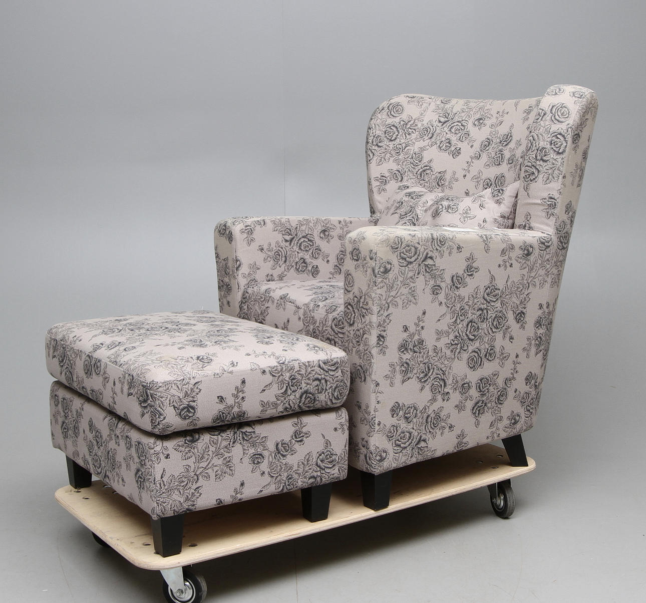 ARMCHAIR WITH FOOTSTALL, 2000s. Furniture - Armchairs & Chairs - Auctionet