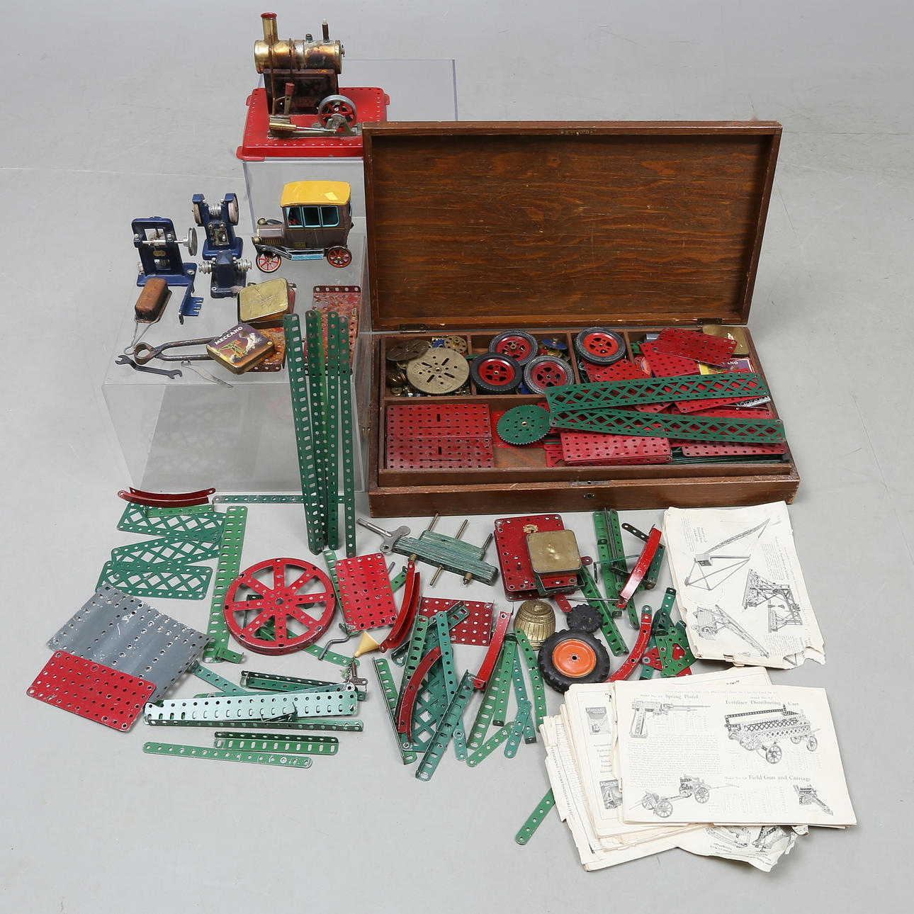 MECCANO wooden box with parts and loose parts, Steam machine. Toys ...