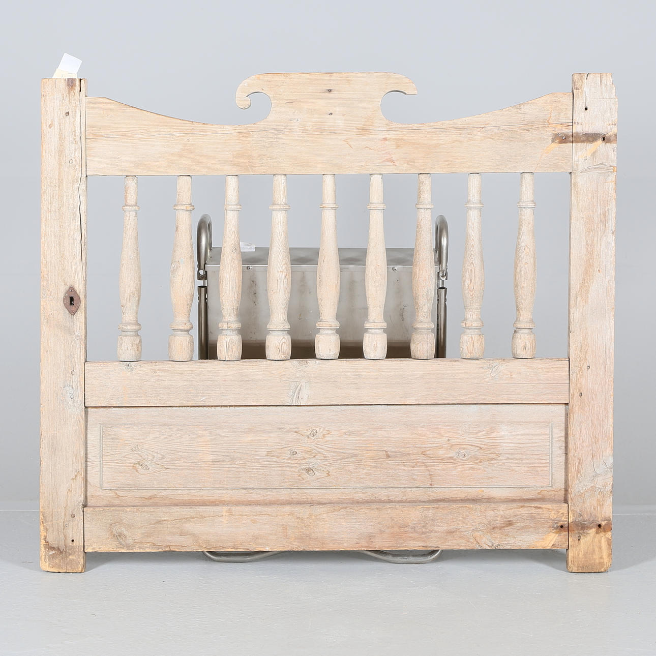 SÄNGGAVEL/GRIND, trä, allmoge, 1800-talet. Allmoge - Möbler - Auctionet