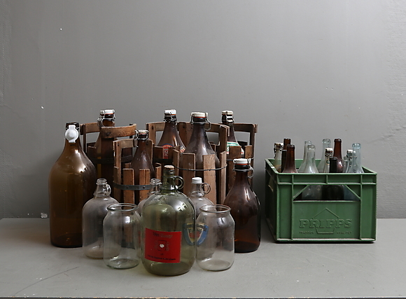 PARTI FLASKOR OCH BURKAR, 1800-1900-tal. Glas - Övrigt - Auctionet