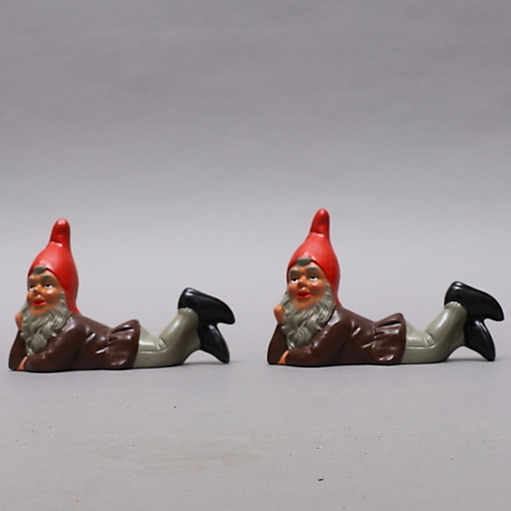 TOMTAR, 2 st, keramik, "liggande tomtar", West Germany, möjligtvis ...