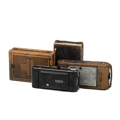 BELLOWS CAMERAS, 4 pieces, incl. a. Kodak, early 20th century. Photo ...