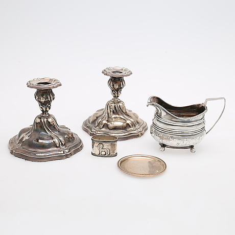 MJÖLKKANNA, LJUSSTAKAR, ETT PAR, MM, silver, John Crouch, London. 1813 ...
