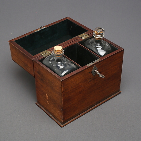 FLASKSCHATULL, med 2 flaskor, 1800-tal. Glas - Övrigt - Auctionet