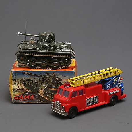 LEKSAKER, 2 st, brandbil samt Gama tankbil med originalkartong ...