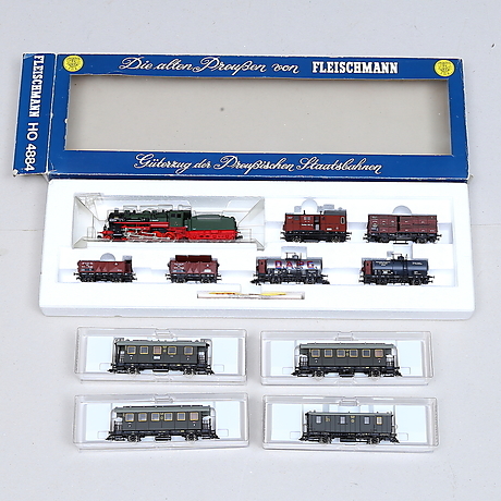FLEISCHMANN 4884 German steam locomotive with 6 carriages and 4 ...