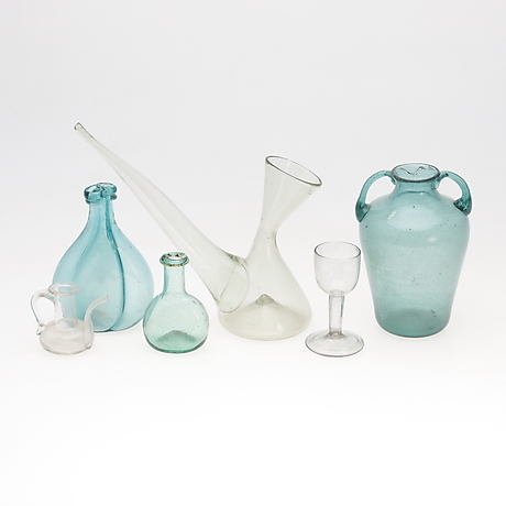 Katalansk skål, kopp, två ”figurhuvuden” flaskor, vas och oljekanna i ...