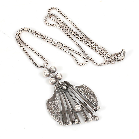 HÄNGE och KEDJA, silver, Finland. 1900-talets sista kvartal. Smycken & Ädelstenar - Broscher ...
