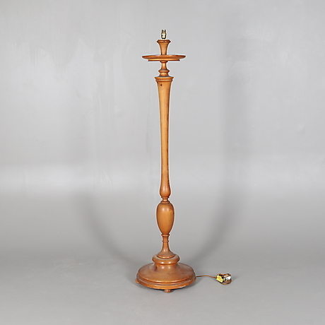 EN SVARVADE TRÄ STANDARD LAMPA. Belysning & Lampor - Golvlampor - Auctionet