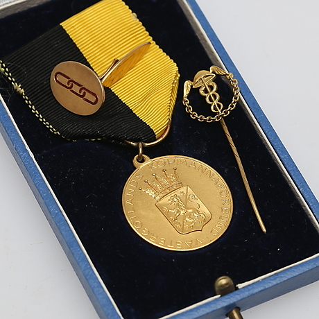 MEDALJ, PIN samt MANSCHETTKNAPP, 18k, 18 gram. Mynt, Medaljer ...