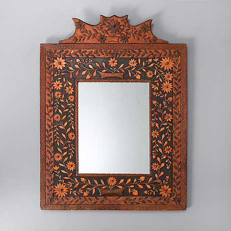 Spegel med ram i färgat trä med blommig intarsia, från 1900-talet ...