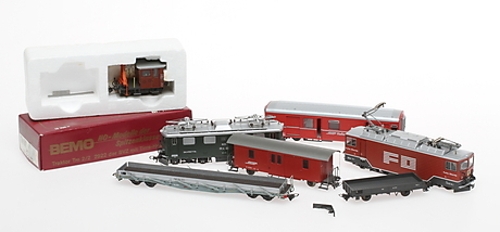 MODEL TRAIN BEMO 2 electric locomotives, a work vehicle and 4 carriages ...