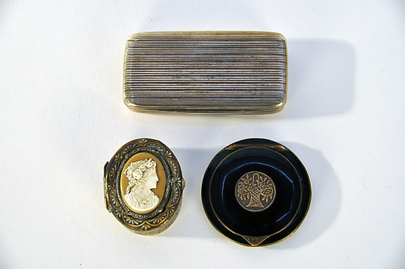 Lot of 1 pill box (London, 1801) and 2 pill boxes Art Nouveau 2. Half ...