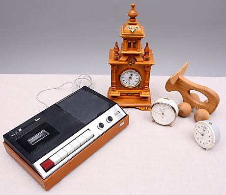 TABLE CLOCK + ALARM CLOCKS + CASSETTE TAPE PLAYER. Clocks & Watches ...