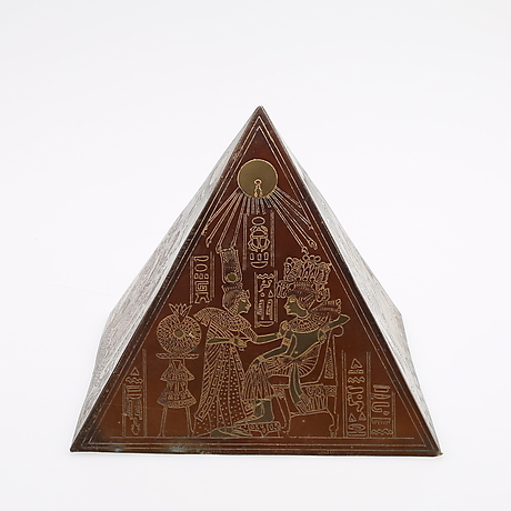 PYRAMID, koppar med egyptiserande inläggningar. Silver & Metall ...