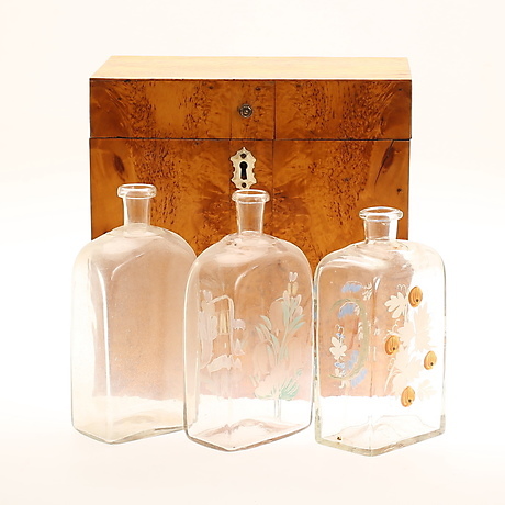 SCHATULL MED FLASKOR, 1800-tal. Glas - Övrigt - Auctionet