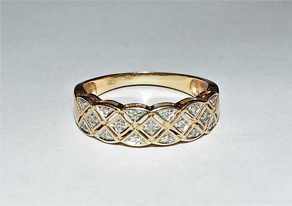 RING, 18 k, med 17 briljanter. Smycken & Ädelstenar - Ringar - Auctionet