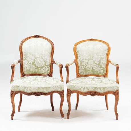 SILLAS DE BRAZO, dos similares, Francia rococó mediados del siglo XVIII ...