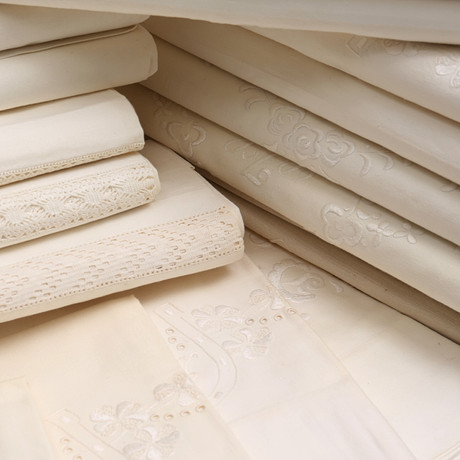 LAKAN, ÖRNGOTT med spets och brodyr, 1900-tal. Mattor & Textil - Textil ...