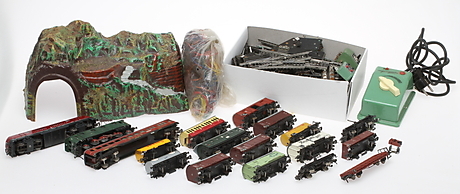 MODEL TRAIN FLEISCHMANN German locomotives 1381 and 1332, 16 carriages ...