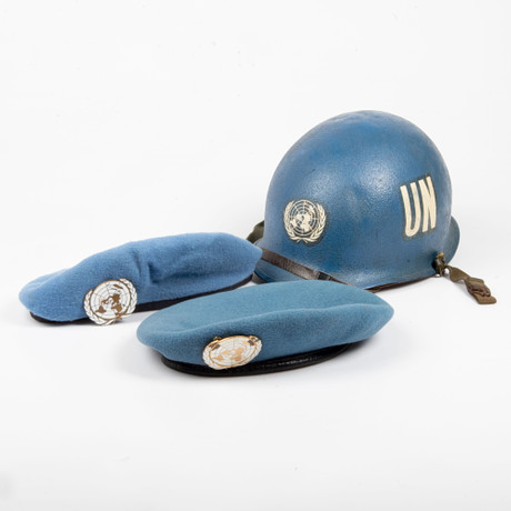HELMET AND BERETS, 3 parts, UN. Weapons & Militaria - Armour & Uniform ...