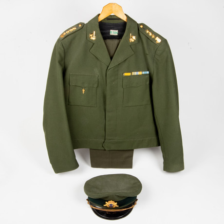 UNIFORM, 3 delar, pansarregemente, Kapten. Vapen & Militaria ...