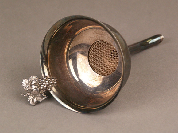 Vin tratt med druva dekoration. Silver & Metall - Silver - Auctionet