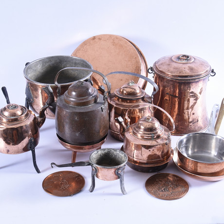 COPPER OBJECTS, a box. Silver & Metals - Pewter, Brass & Copper - Auctionet