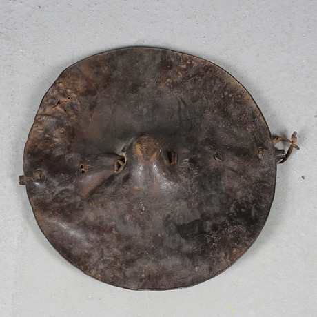 SHIELD, animal skin/wood, Africa, 18/1900s. Ethnographica - Auctionet