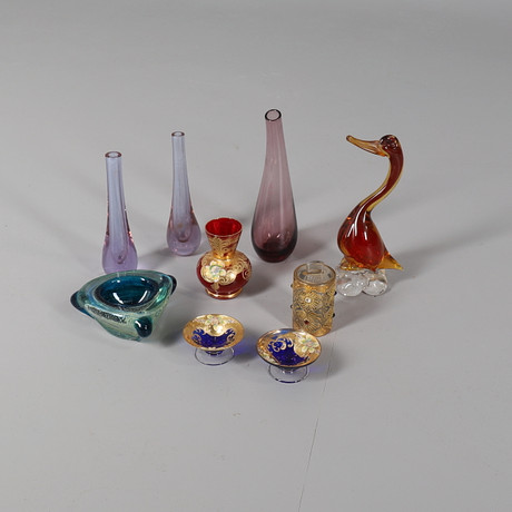 A SMALL COLLECTION OF DECORATIVE GLASS ITEMS. Glass - Other - Auctionet