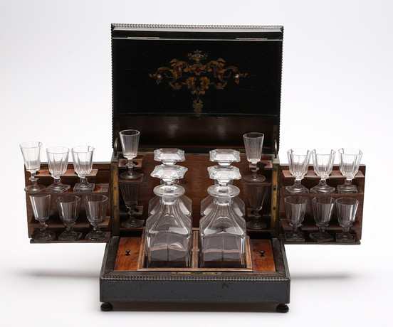 SCHATULL med FLASKOR och GLAS, 1800-tal. Glas - Övrigt - Auctionet