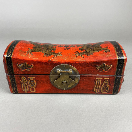 —Box, Kina, 1900-talet, träkropp med konstläderöverdrag och ...