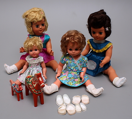 DOLLS, 4 pcs, 1950s / 1970s + DALA HORSES, 2 pcs. Toys - Auctionet