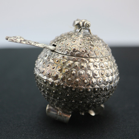 CHINESE ZEEWO SILVER CASKET WITH SPOON. Asiatica - Auctionet