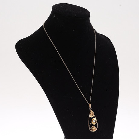 KAULAKORU helmillä, kulta 18K, Birger Pallas, Råå, 1970, kokonaispaino 7,52 grammaa. Korut ja ...