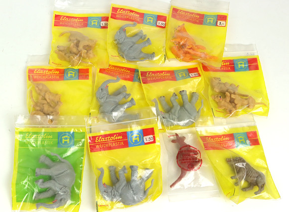 11 ELASTOLIN ANIMALS IN ORIGINAL PACKS. Toys - Auctionet